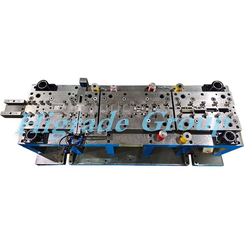 In-die Automatic Riveting Stamping Die