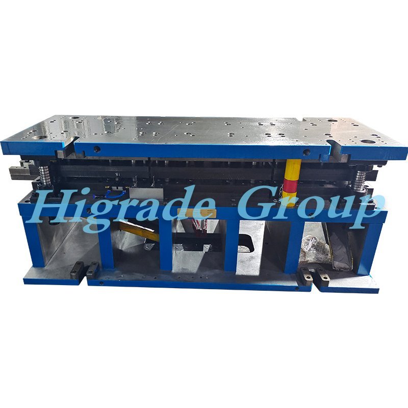 In-die Automatic Riveting Stamping Die