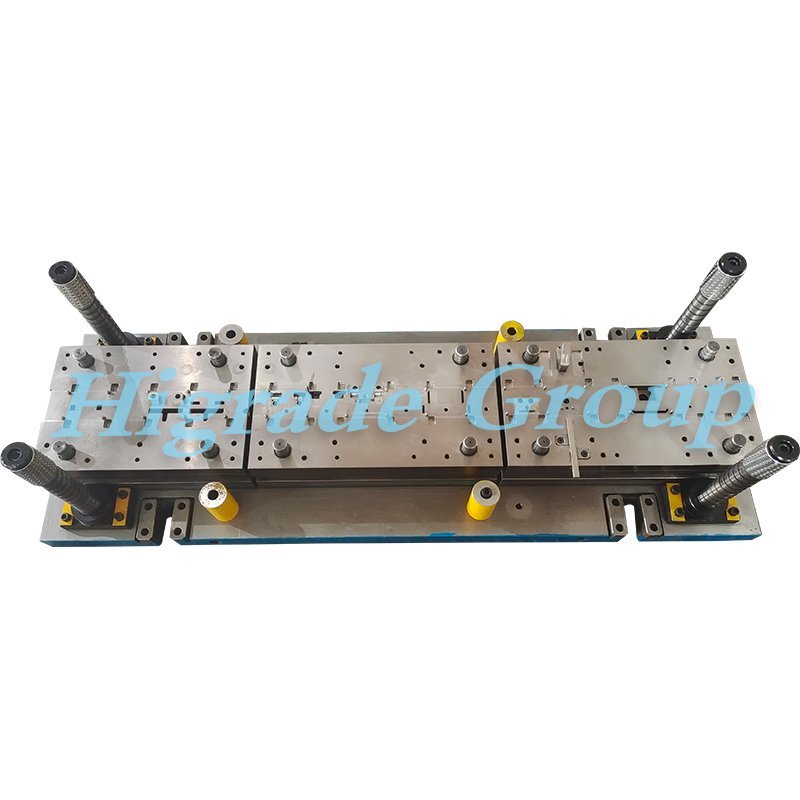 In-die Automatic Riveting Stamping Die