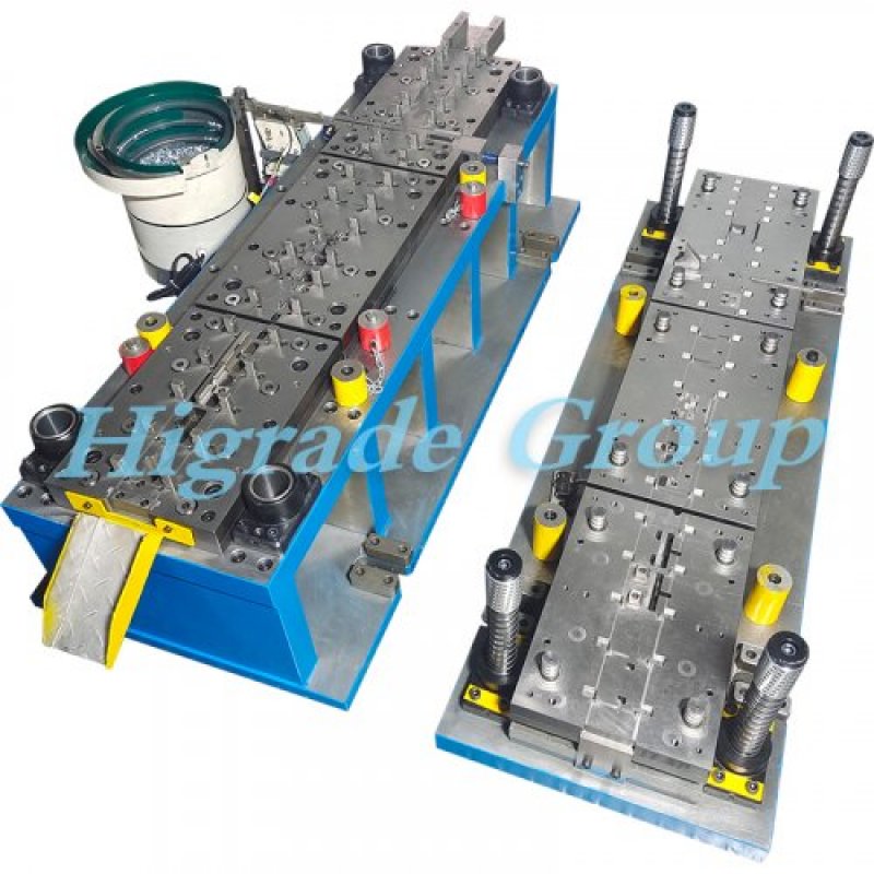 In-die Automatic Riveting Stamping Die